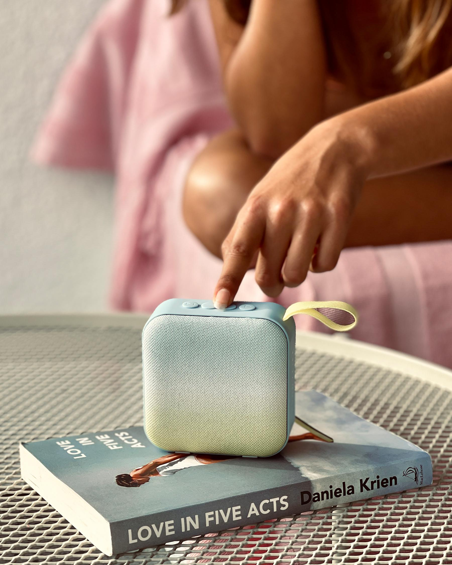 Shop Sunnylife Ocean Ombre Travel Speaker In Ocean - Fast Shipping ...