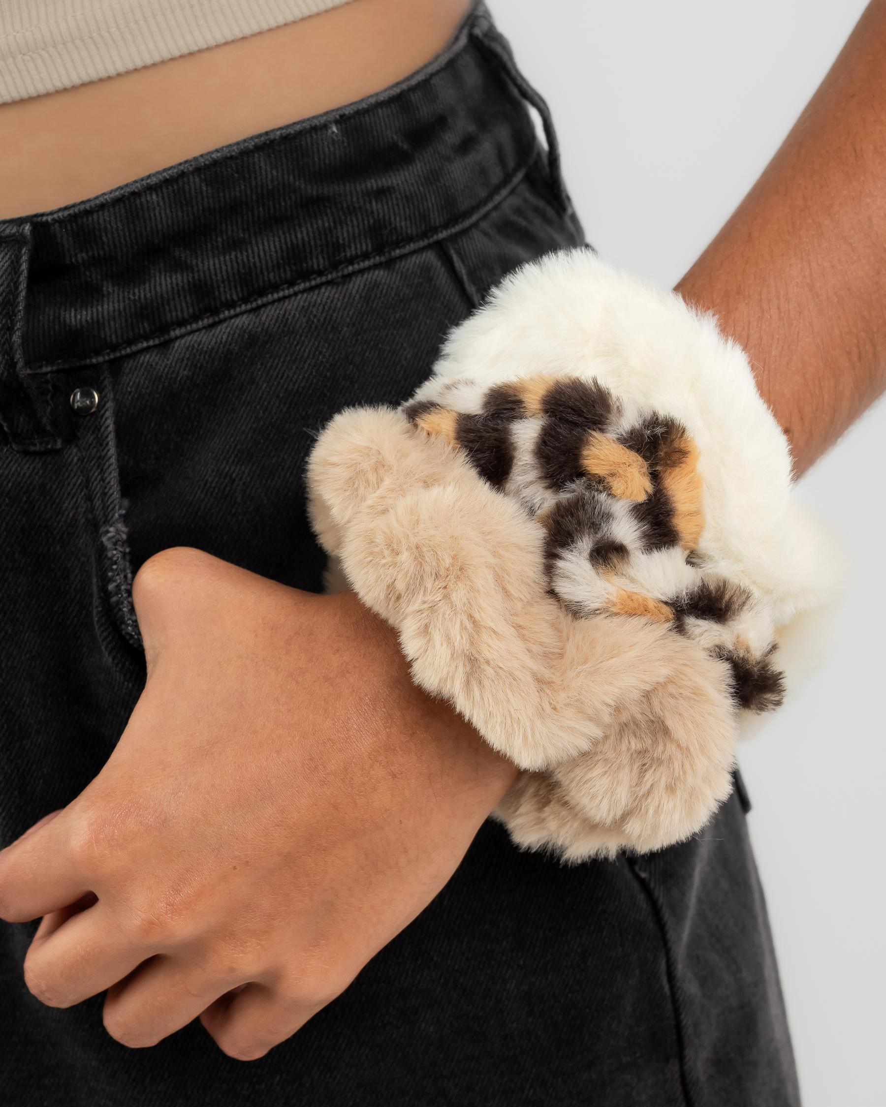 Shop Karyn In LA Fur Scrunchie Pack In Alabaster/natural - Fast ...