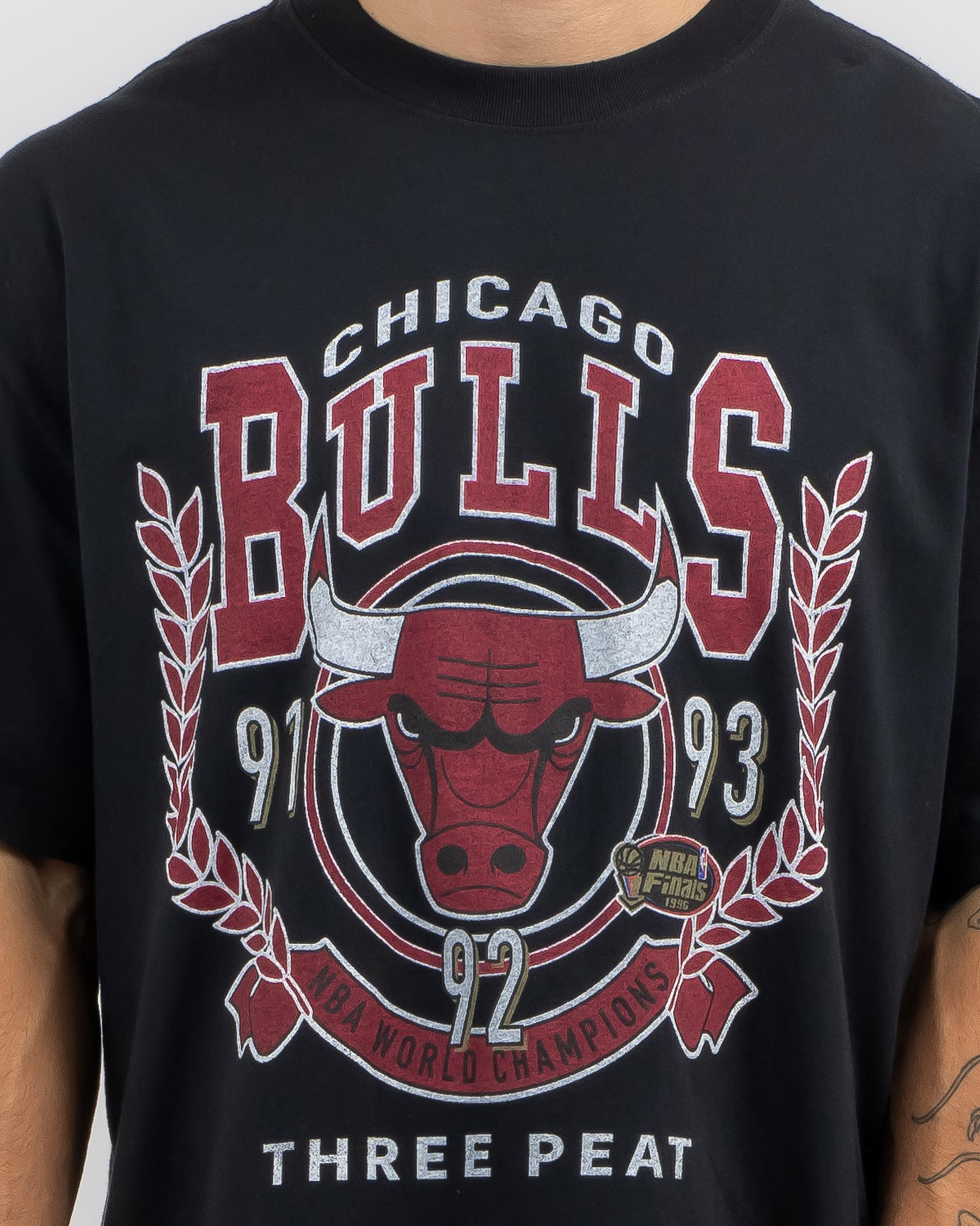 Shop Mitchell & Ness Chicago Bulls Arch T-Shirt In Faded Black - Fast ...