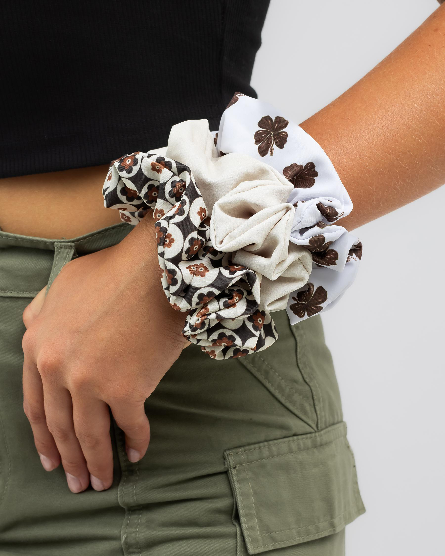 Shop Karyn In LA Honolulu Scrunchie Pack In Chocolate/cream - Fast ...