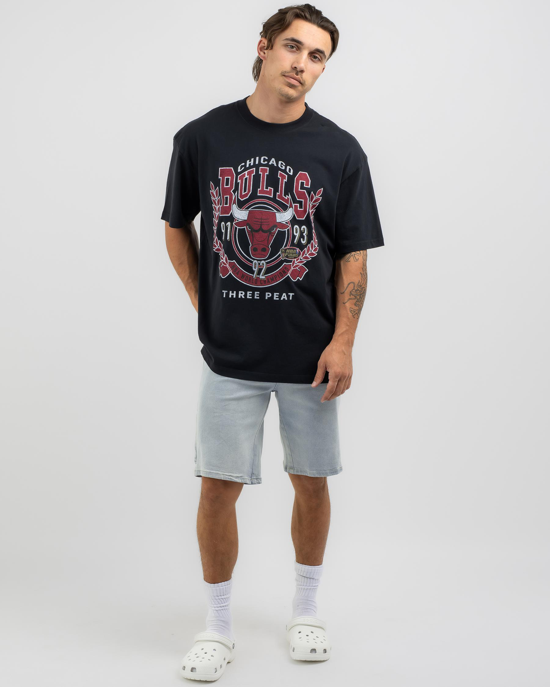 Shop Mitchell & Ness Chicago Bulls Arch T-Shirt In Faded Black - Fast ...